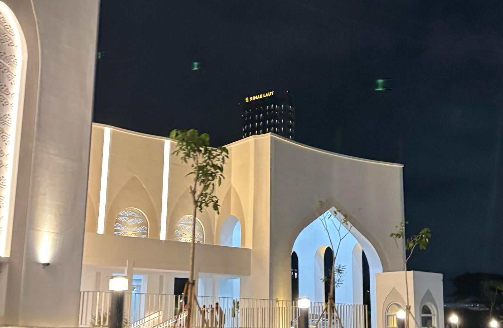 Momen Haru Di Masjid Raya Al-Bakrie Lampung, Seorang Pria Ucapkan Dua ...